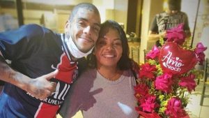 MC Kevin e a mãe antes do acidente que causou sua morte. (Foto ...