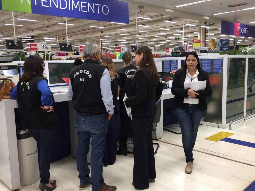 Procon autua hipermercado por falta de caixas abertos para atendimento