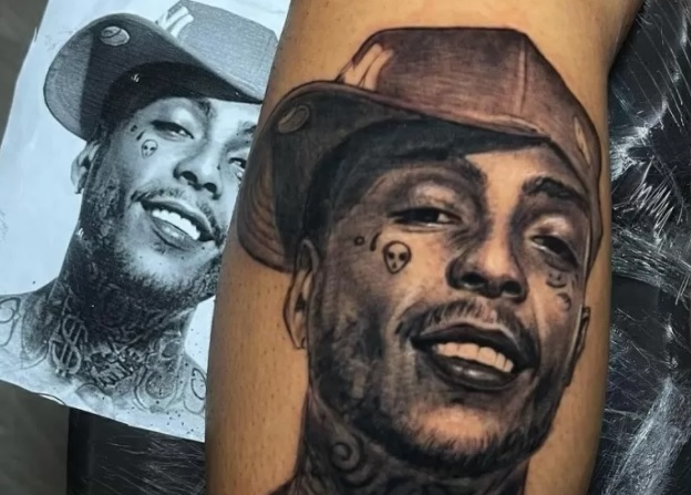 Amigos tatuam rosto de MC Kevin para 'eternizar' funkeiro