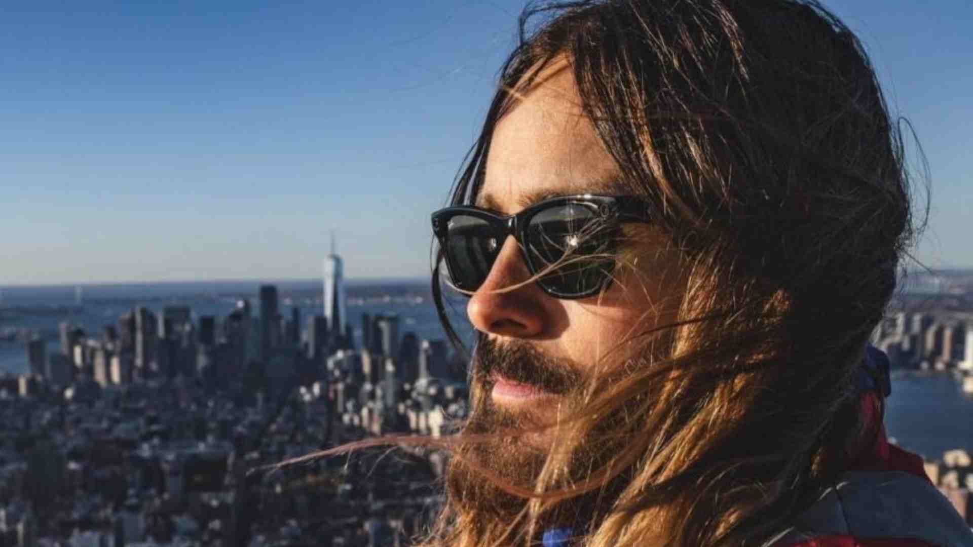 Jared Leto escala Empire State Building, em NY, para promover turnê da ...