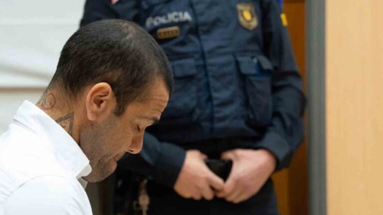 Daniel Alves em julgamento na Espanha. (Reprodução, Getty Images)