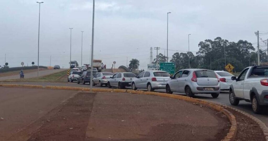 Douradenses enfrentam engarrafamento no ‘Trevo do DOF’ para se deslocar ...