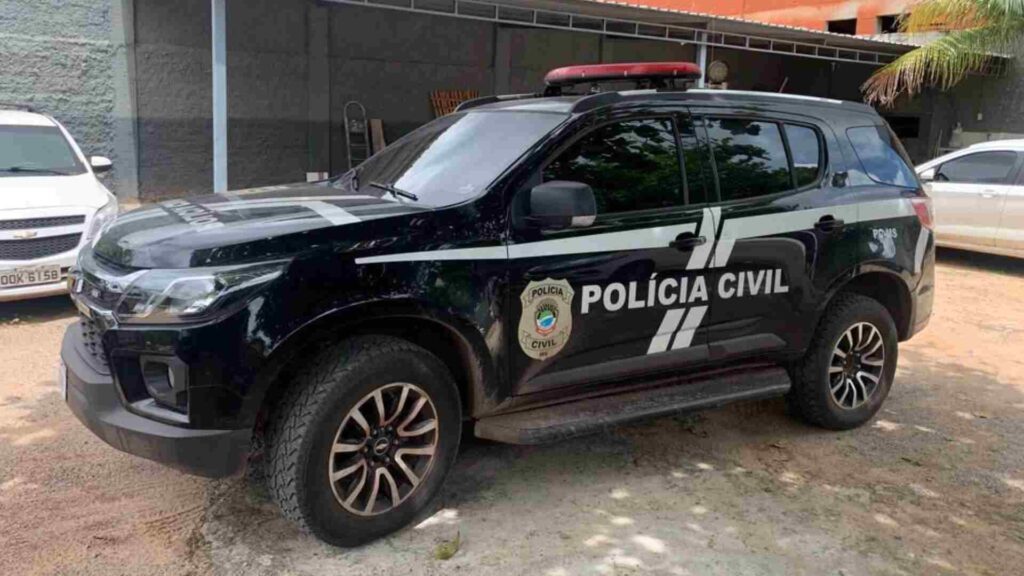 Mulher leva pedrada no rosto e agressor foge antes da polícia chegar em ...