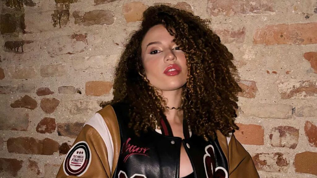 Conheça Ananda, a cantora que foi vítima de racismo de Ana Paula Minerato