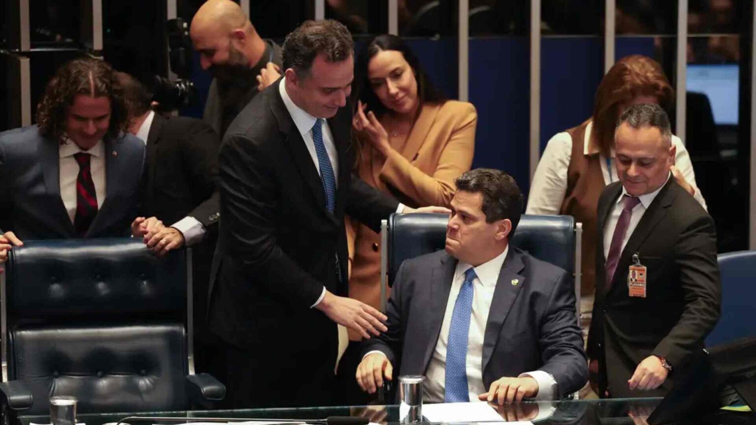 Ex-presidente do Senado, Rodrigo Pacheco, cumprimenta o novo eleito ...