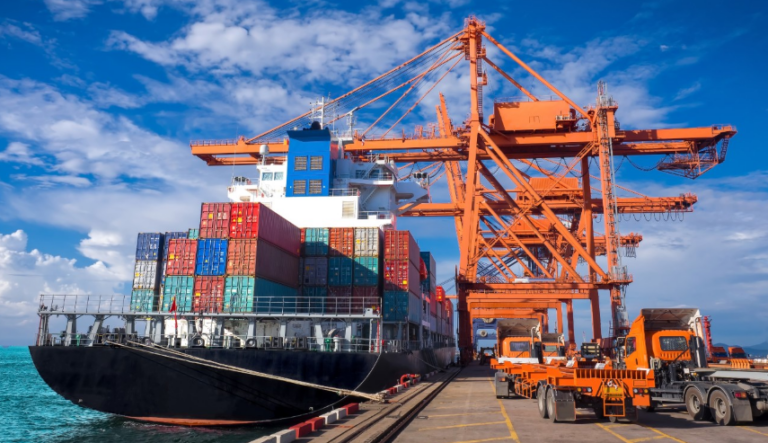 Navios cargueiros – imagem ilustrativa. (Foto: Reprodução, Freepik)