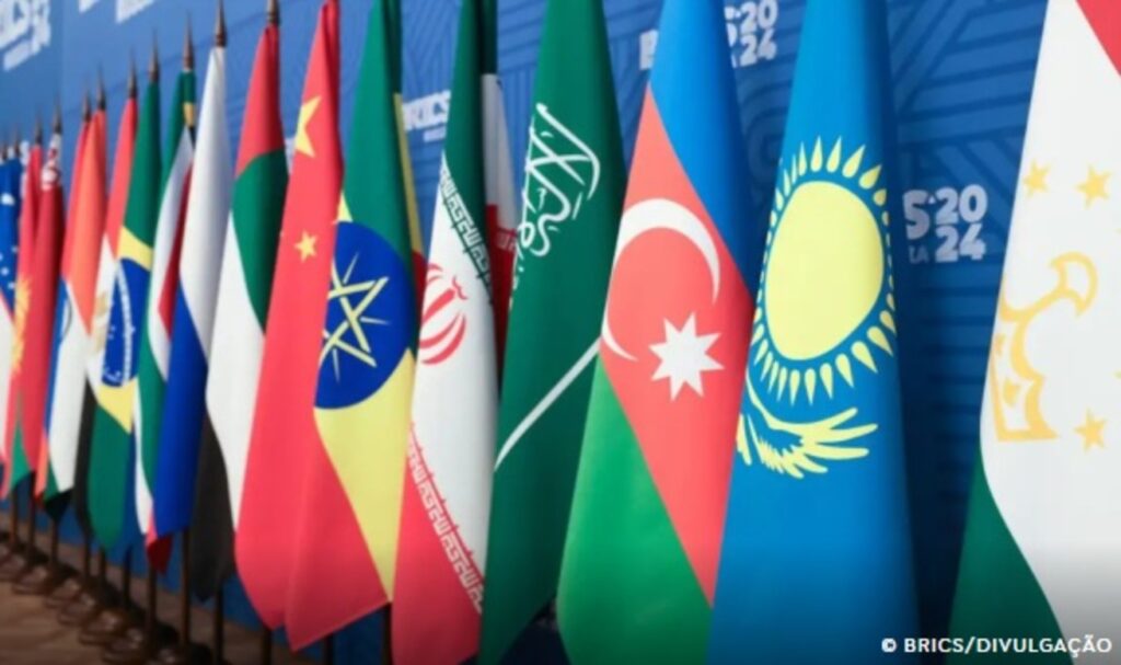 Bandeiras de países que pertencem ao Brics. (Foto: Brics/Divulgação)