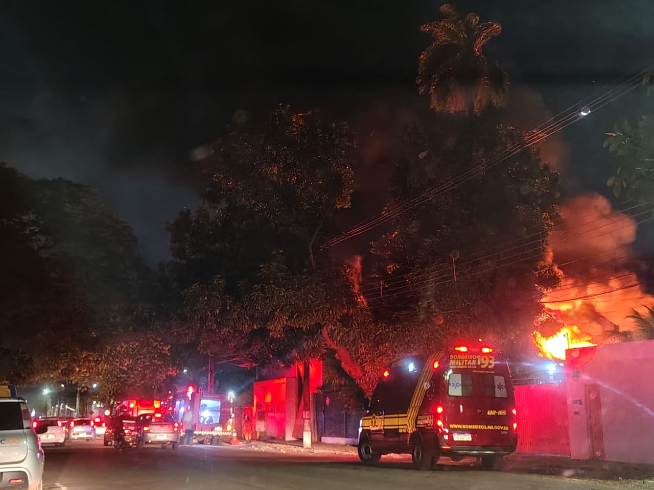 Rescaldo de incêndio em loja de lubrificante vai madrugada adentro