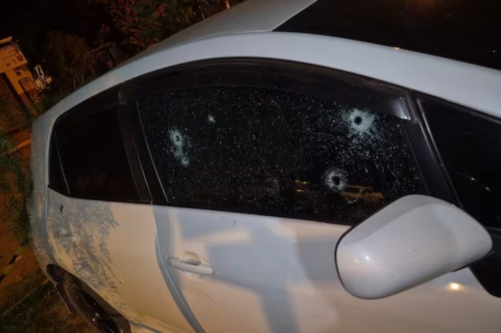 Carro fica crivado com 14 tiros na região de fronteira