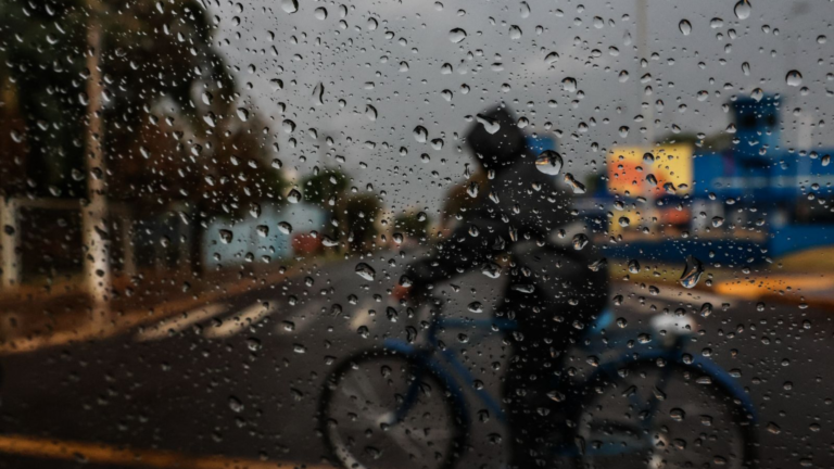 Chuva em Campo Grande. (Foto: Henrique Arakaki/Jornal Midiamax)