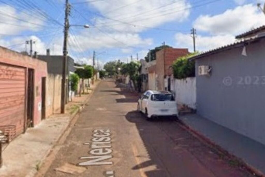 Mulher é agredida com socos e chutes pelo vizinho no Jardim Colibri