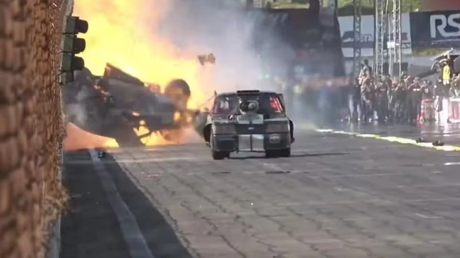 Carro do piloto Cadu Moreira, de Londrina, ficou totalmente destruído ...