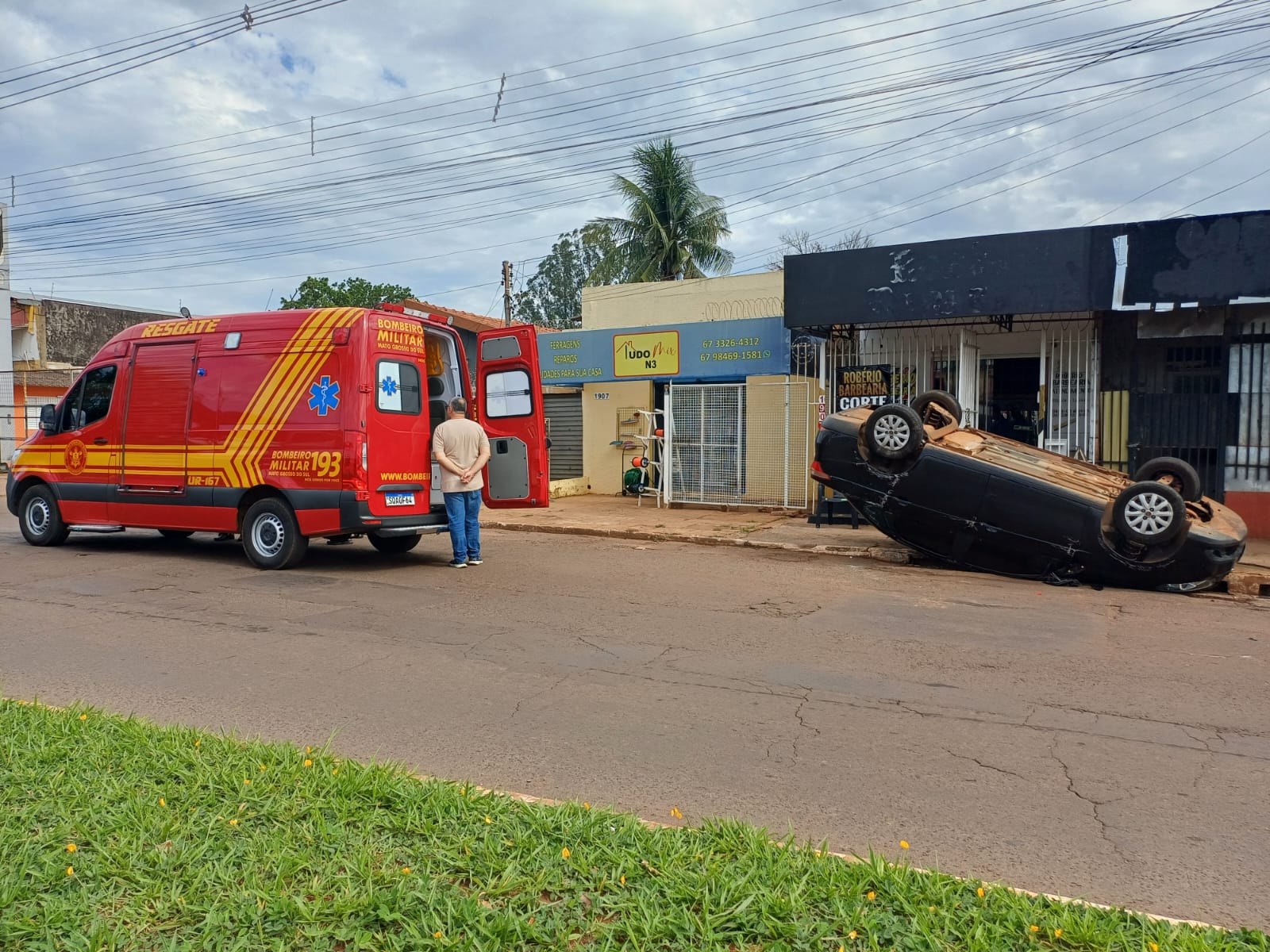 Motorista de app fura sinal vermelho e capota na Av. Manoel da Costa Lima
