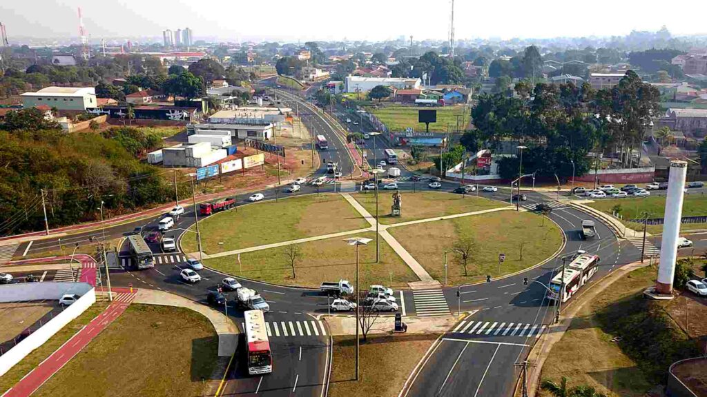 Rotatória da Coca-Cola marca encontro de quatro avenidas de Campo ...