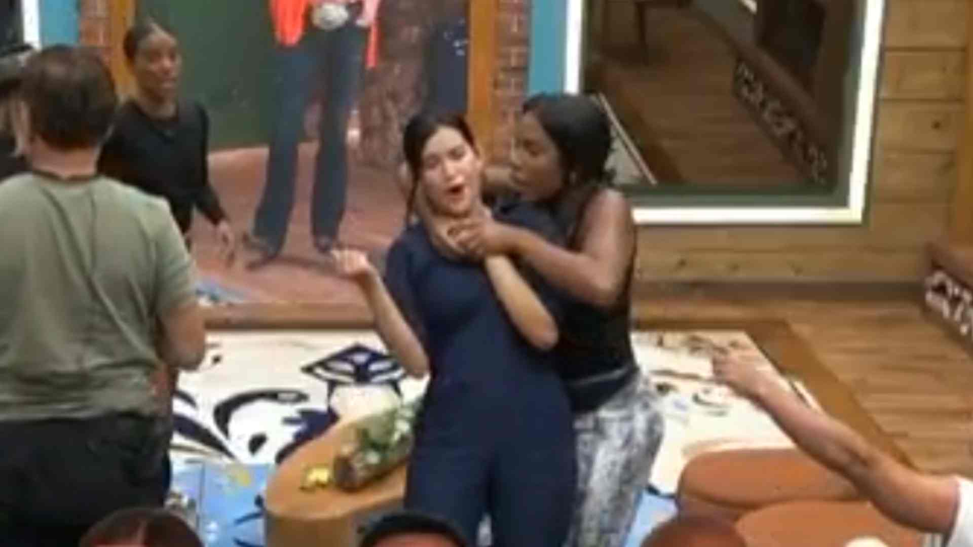 VÍDEO: Carol Lekker ataca Duda ao vivo e é expulsa de 'A Fazenda 17'