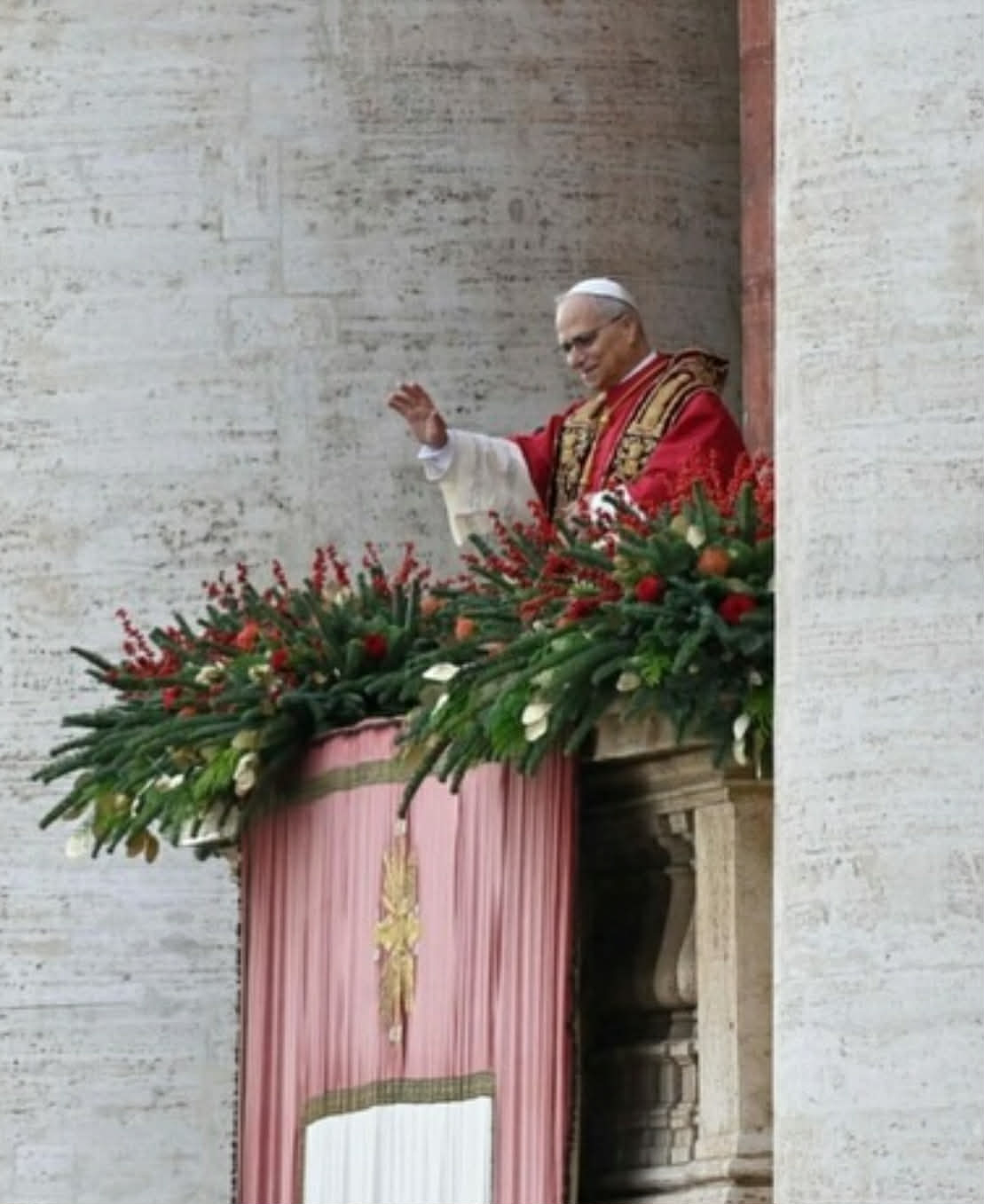 Papa Leão fala em português e saúda fiéis no Natal, na Praça São Pedro