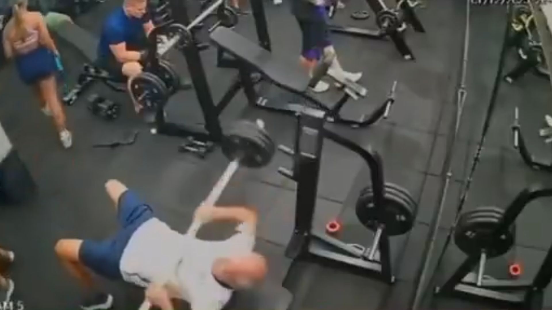 VÍDEO: Homem morre após ser atingido por barra de supino durante ...