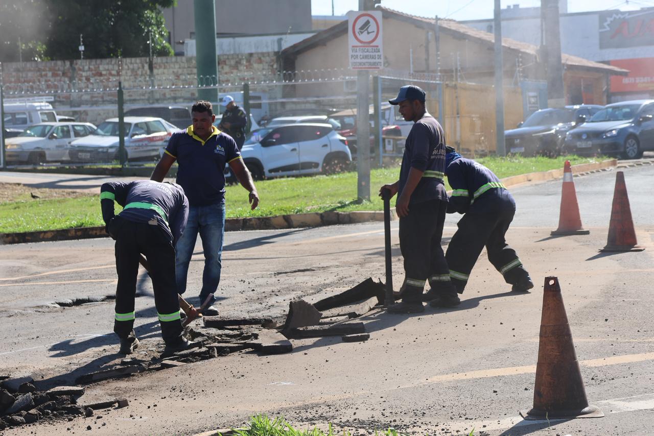 Tapa-buraco interdita rotatória do Terminal Hércules Maymone e causa ...