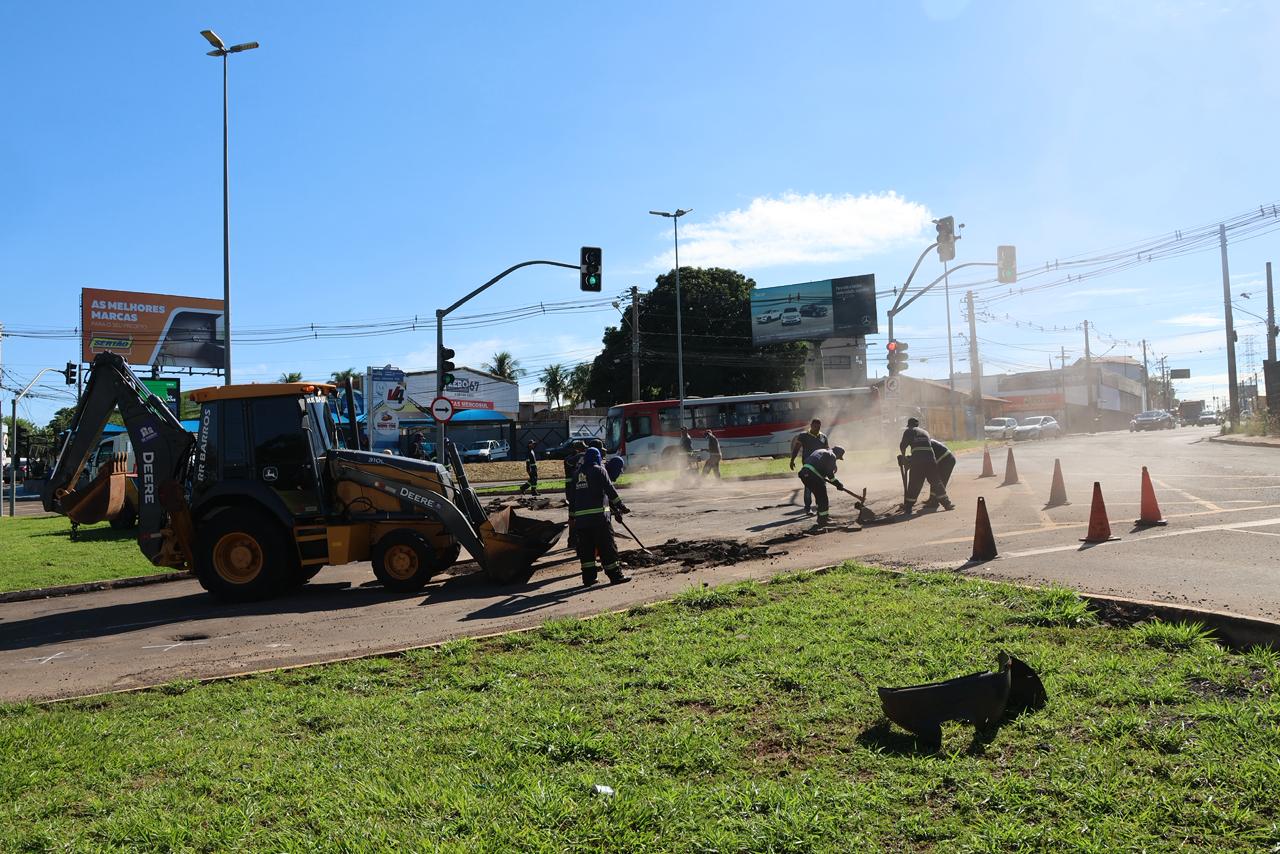 Tapa-buraco interdita rotatória do Terminal Hércules Maymone e causa ...