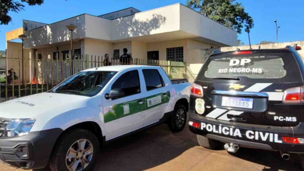 Uma das ações da polícia contra fraudes no Detran-MS, na agência de Rio ...