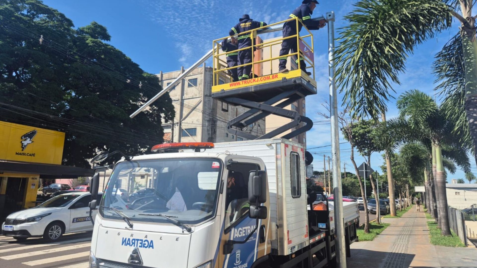 Semáforo sendo instalado no cruzamento. (Foto: Divulgação/PMCG)