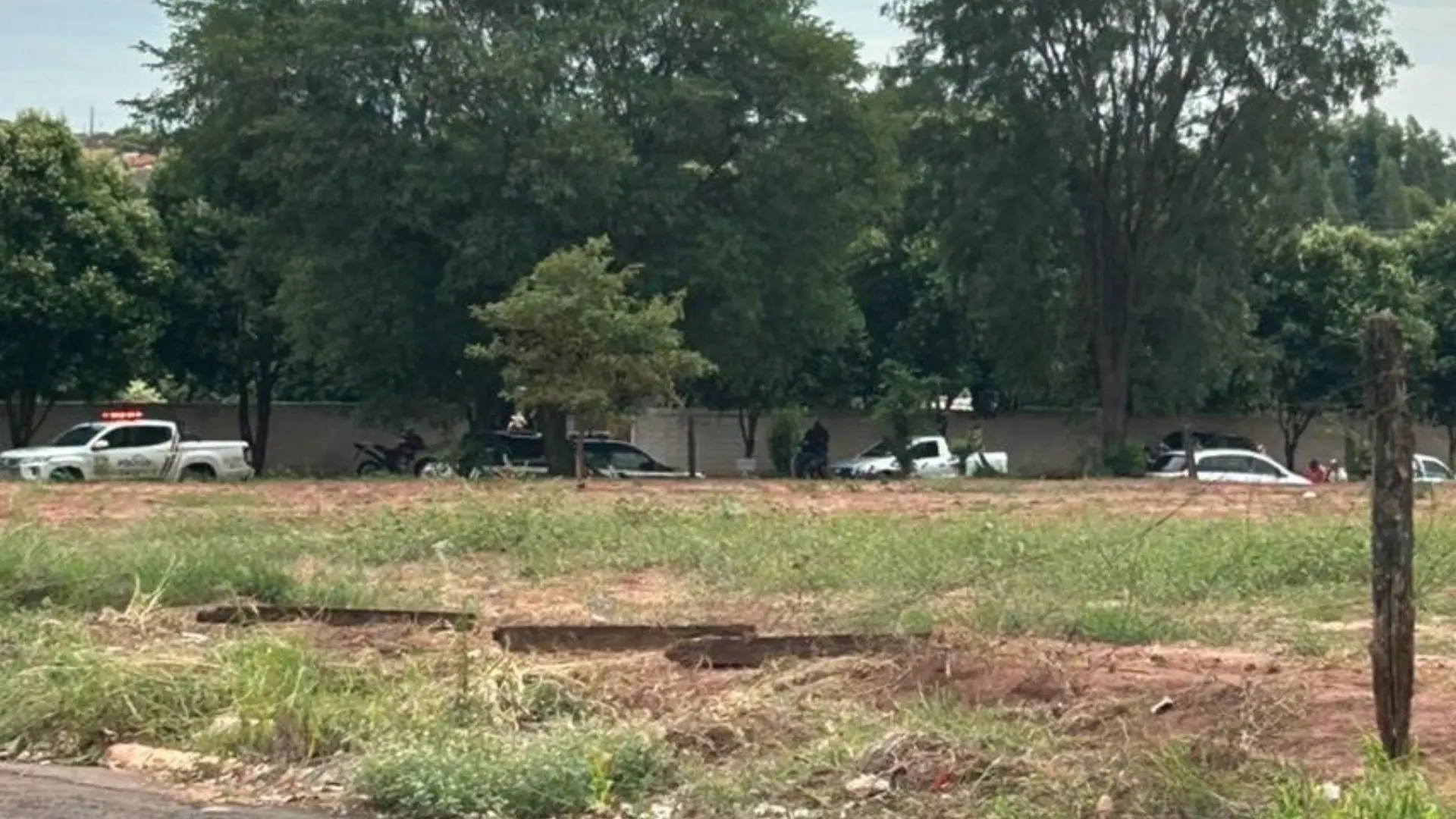 Equipes da polícia no cemitério. (Reprodução, PCMS)