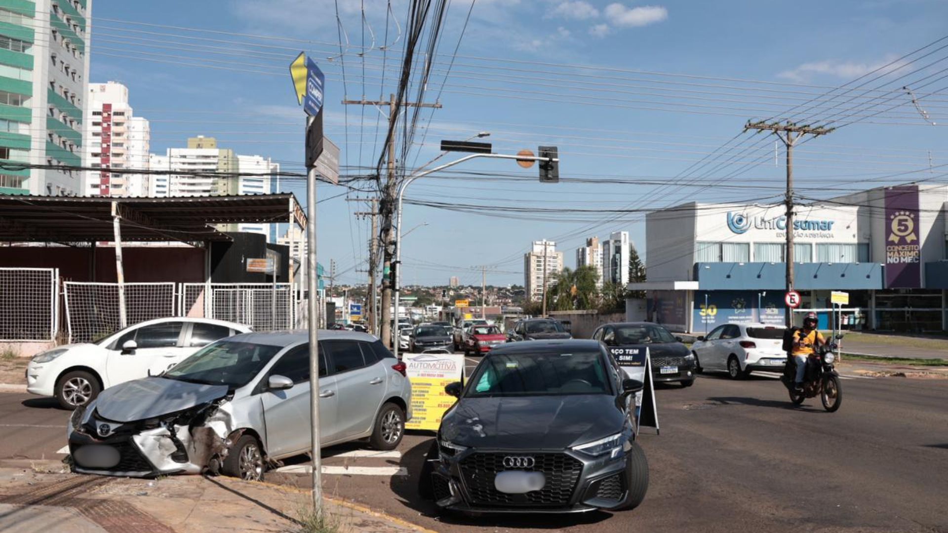 Veículos envolvidos no acidente. (Foto: Madu Livramento, Midiamax)