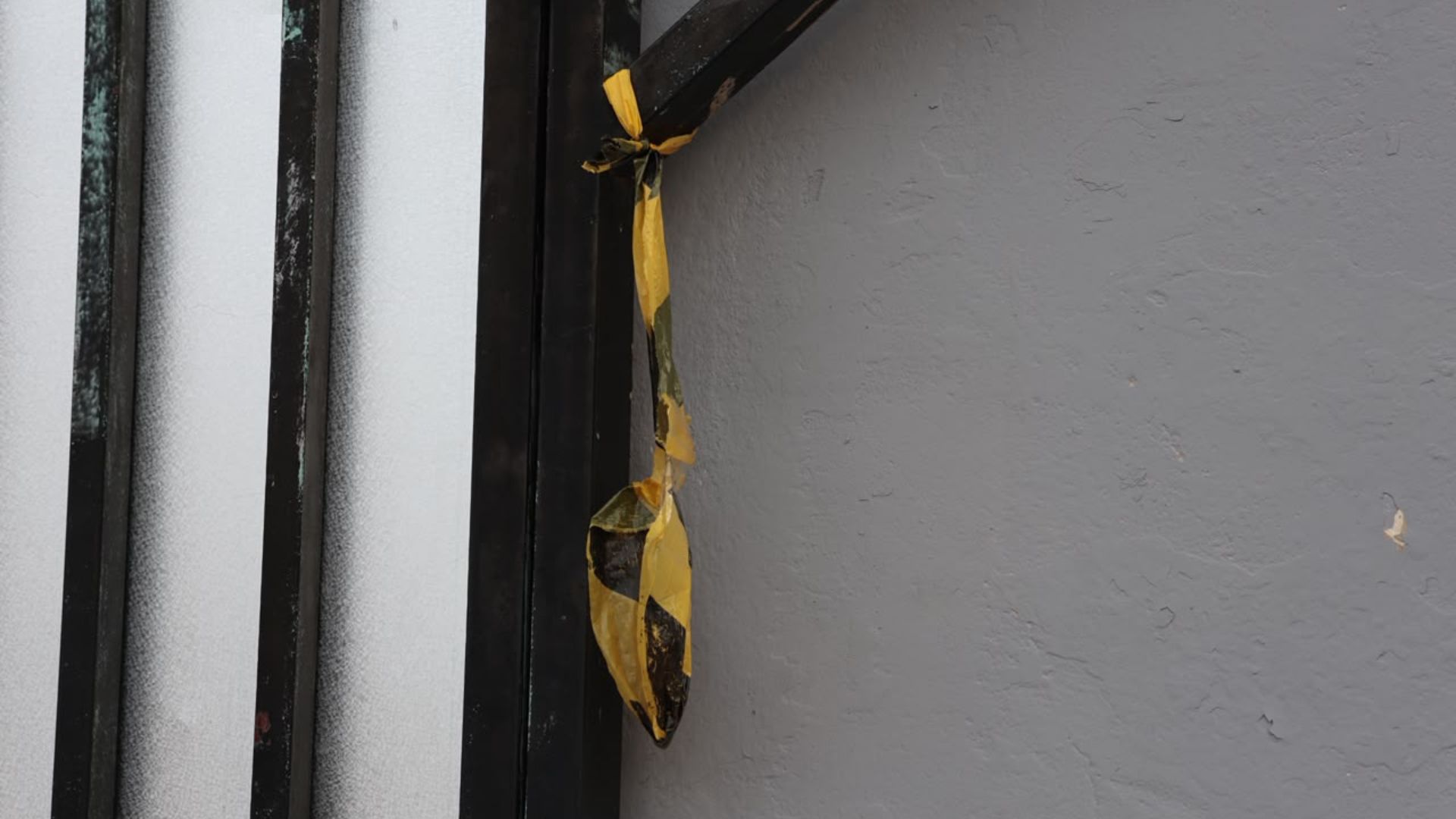 Morador foi ferido a tiros no portão de casa. (Foto: Pietra Dorneles ...