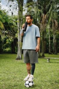 Messi prova que tamanho não é documento. (Foto: Reprodução das Redes ...